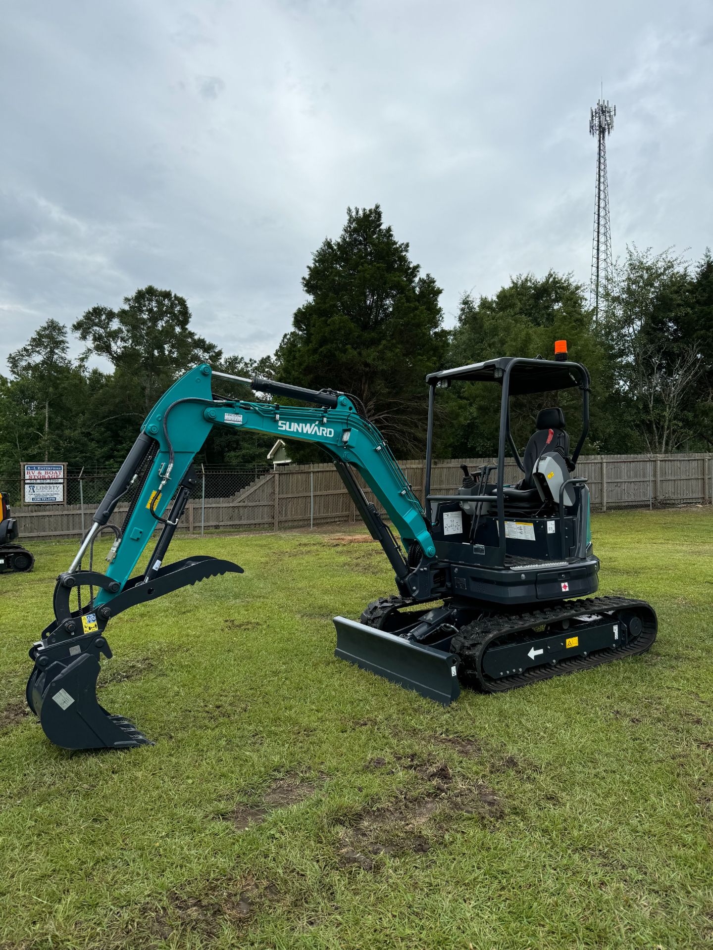 New 2024 Sunward Construction Equipment Sunward SWE25UF w/ Hyd Thumb ...