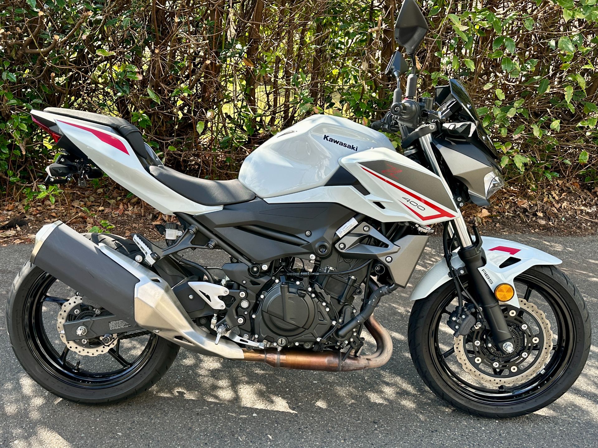 Used 2022 Kawasaki Z400 ABS Pearl Robotic White / Metallic Matte ...
