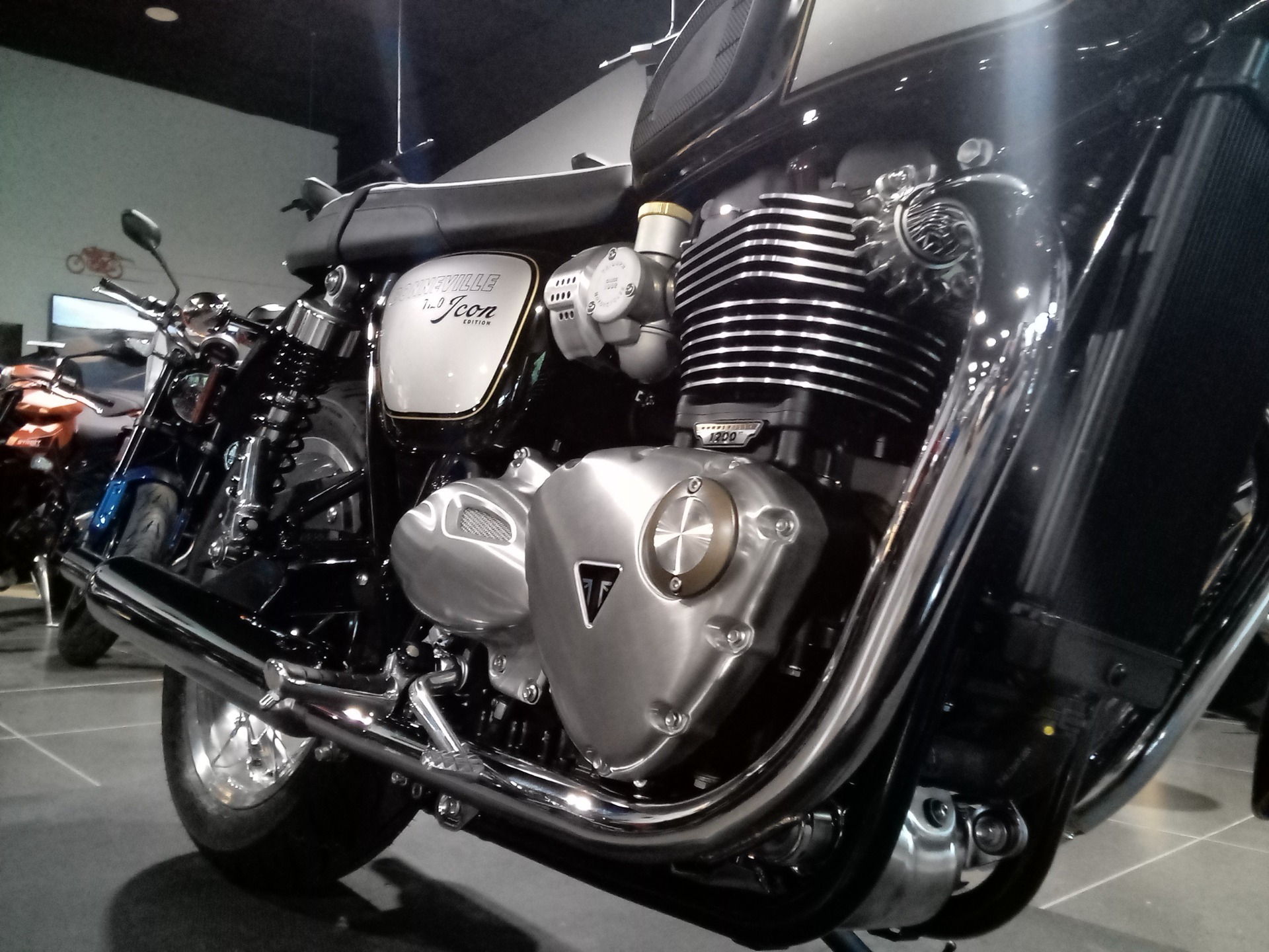 New 2025 Triumph Bonneville T120 Icon Edition Sapphire Black/Aluminium ...