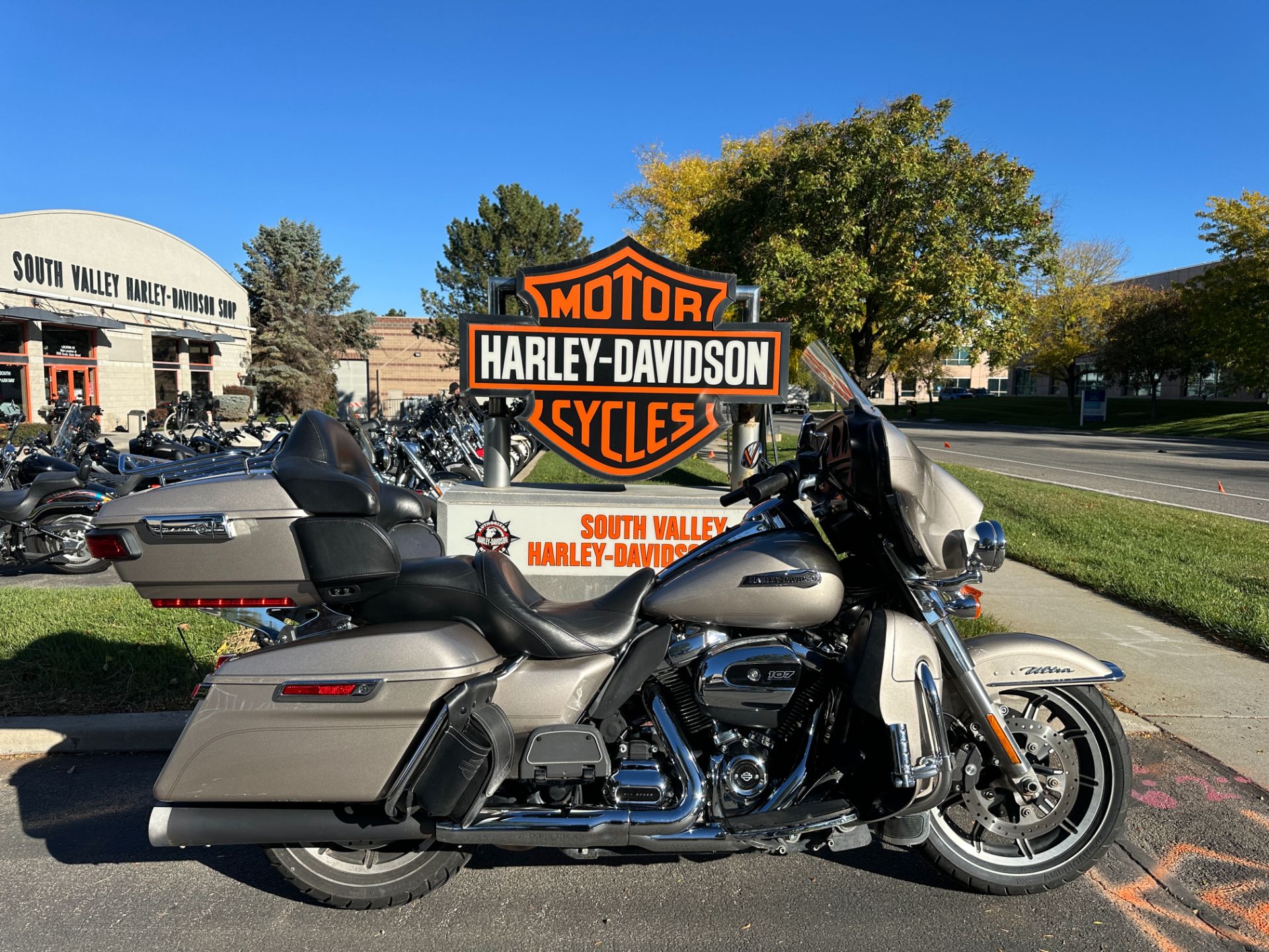 Used 2018 Harley-Davidson Electra Glide® Ultra Classic® Silver Fortune ...