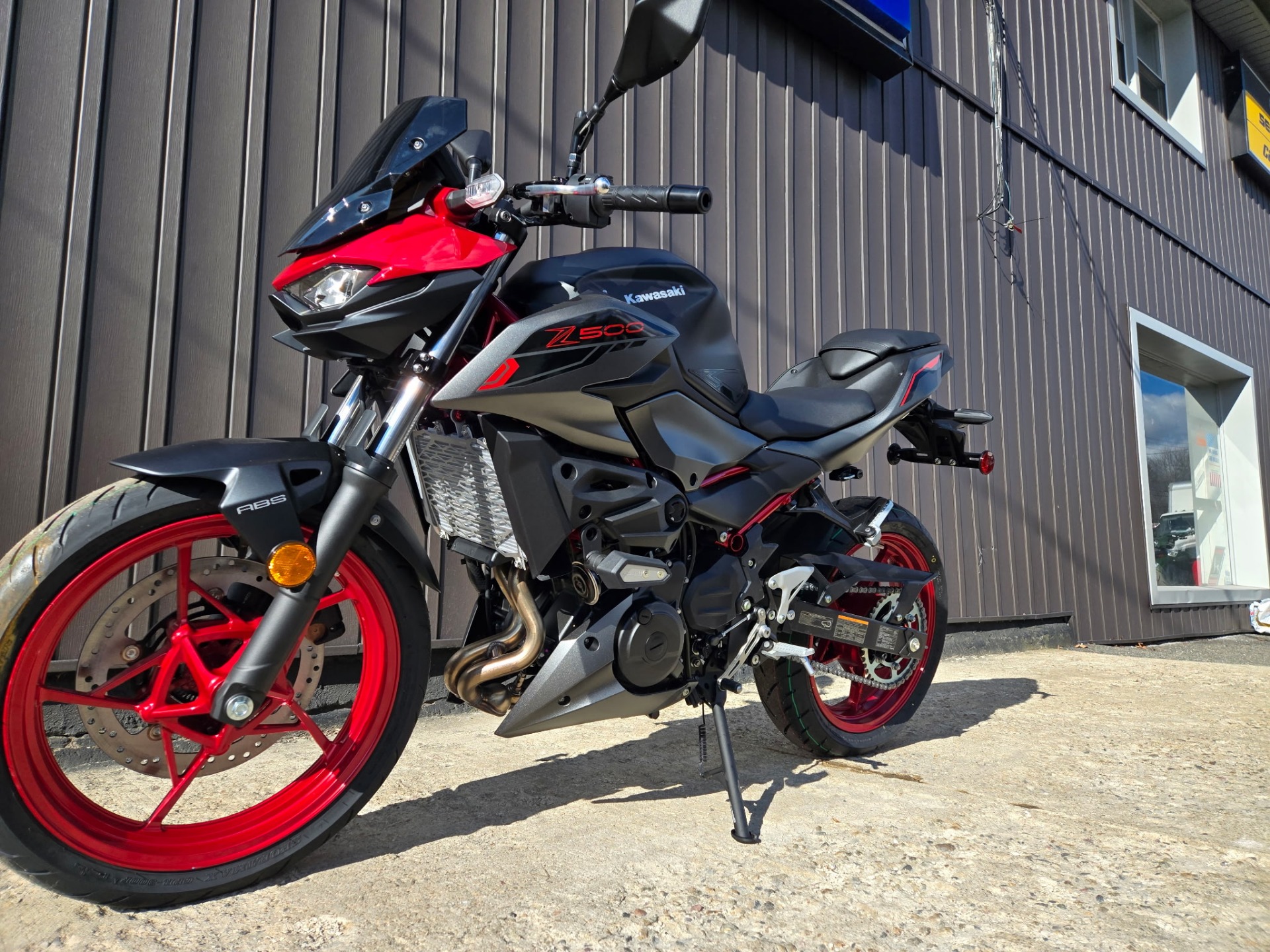 New 2025 Kawasaki Z500 SE ABS Candy Persimmon Red / Metallic Flat Spark ...