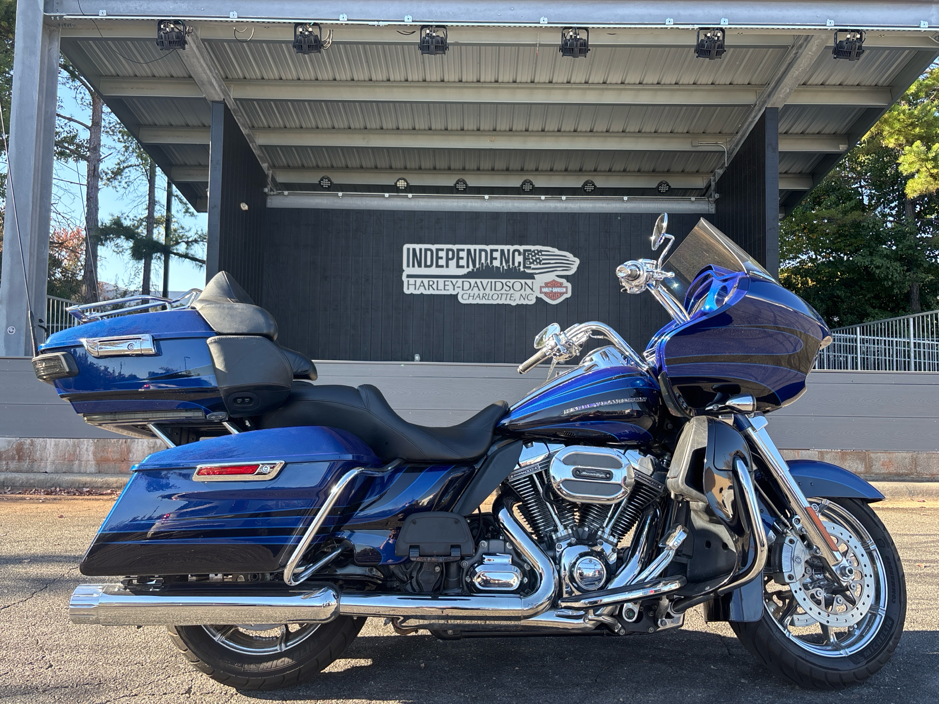 Used 2015 Harley-Davidson CVO™ Road Glide® Ultra Motorcycle - Specs ...