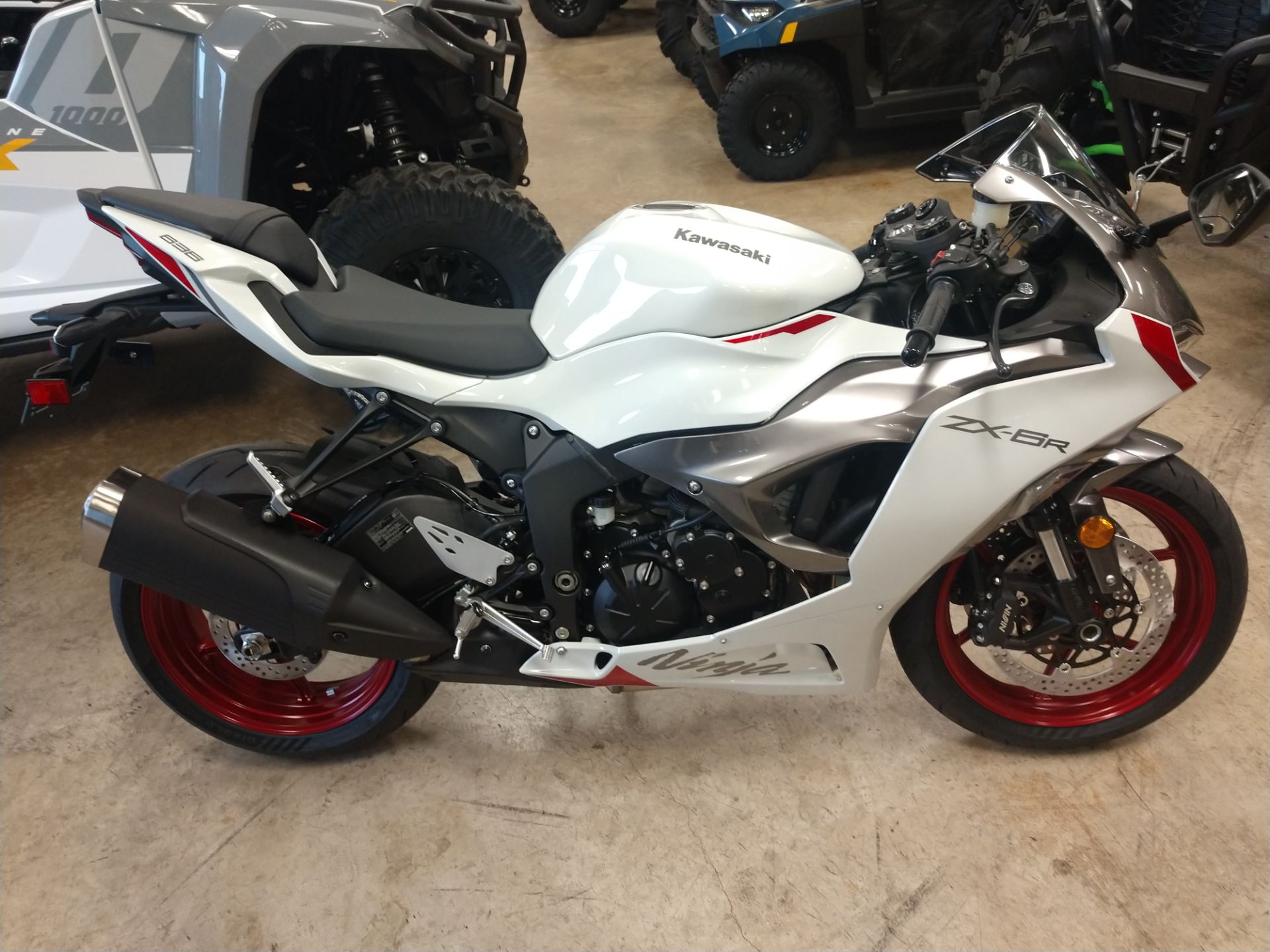 New 2025 Kawasaki Ninja ZX-6R Pearl Robotic White / Metallic Graphite ...