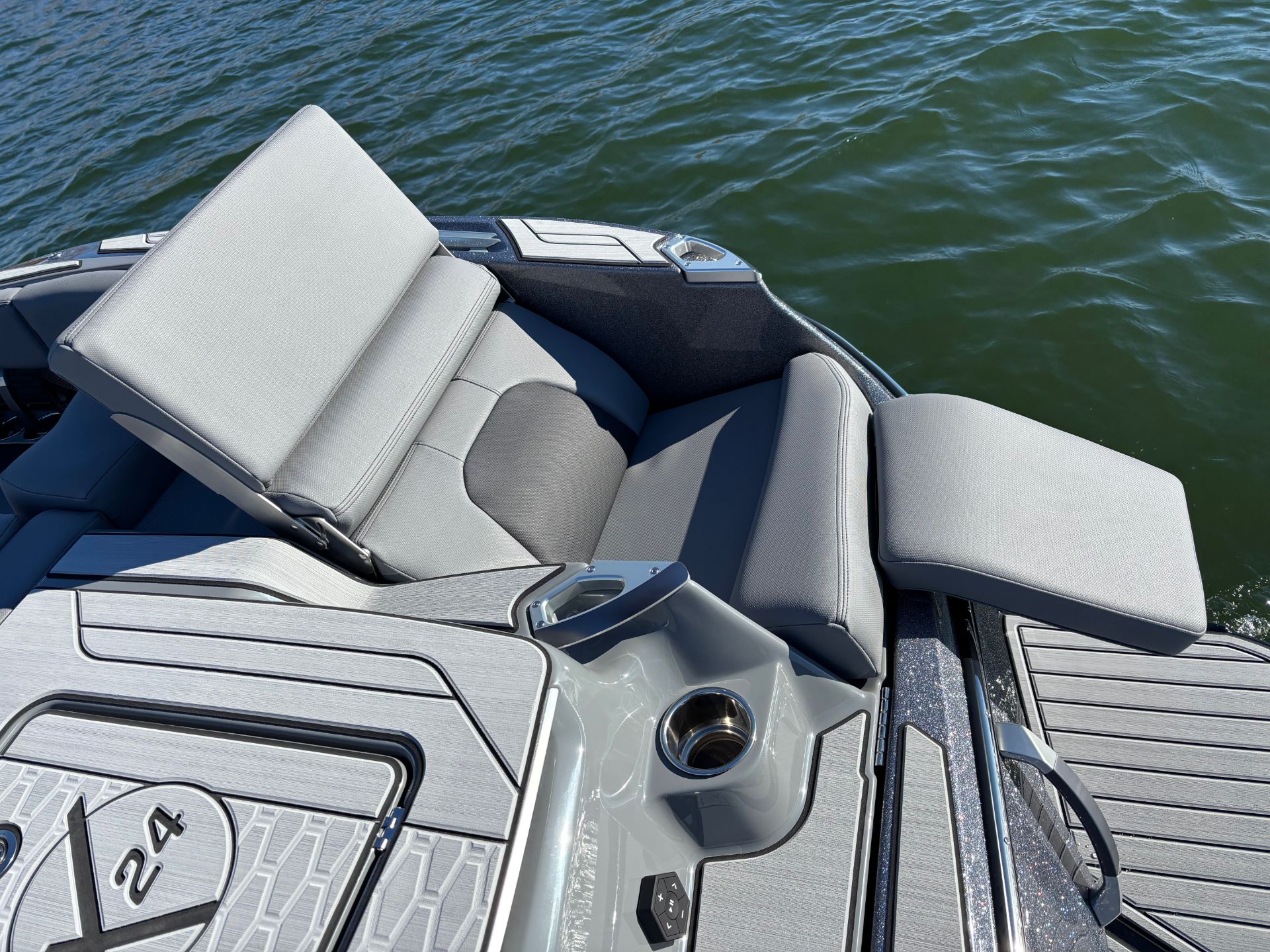 New 2025 Mastercraft X24 | Power Boats Inboard in Unionville VA | MASV6J425