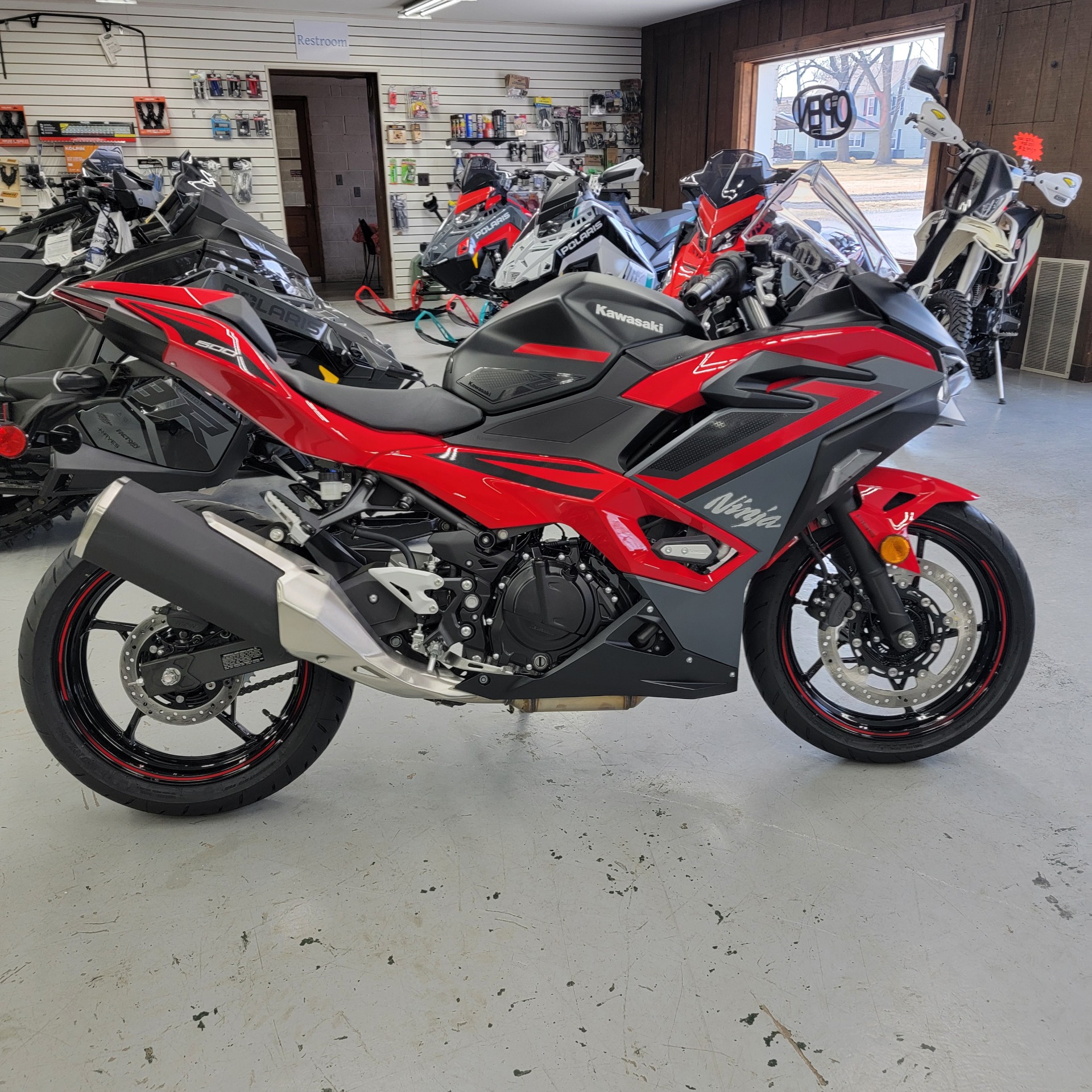 New 2025 Kawasaki Ninja 500 SE ABS Passion Red / Metallic Flat Spark Black / Metallic Matte Dark ...