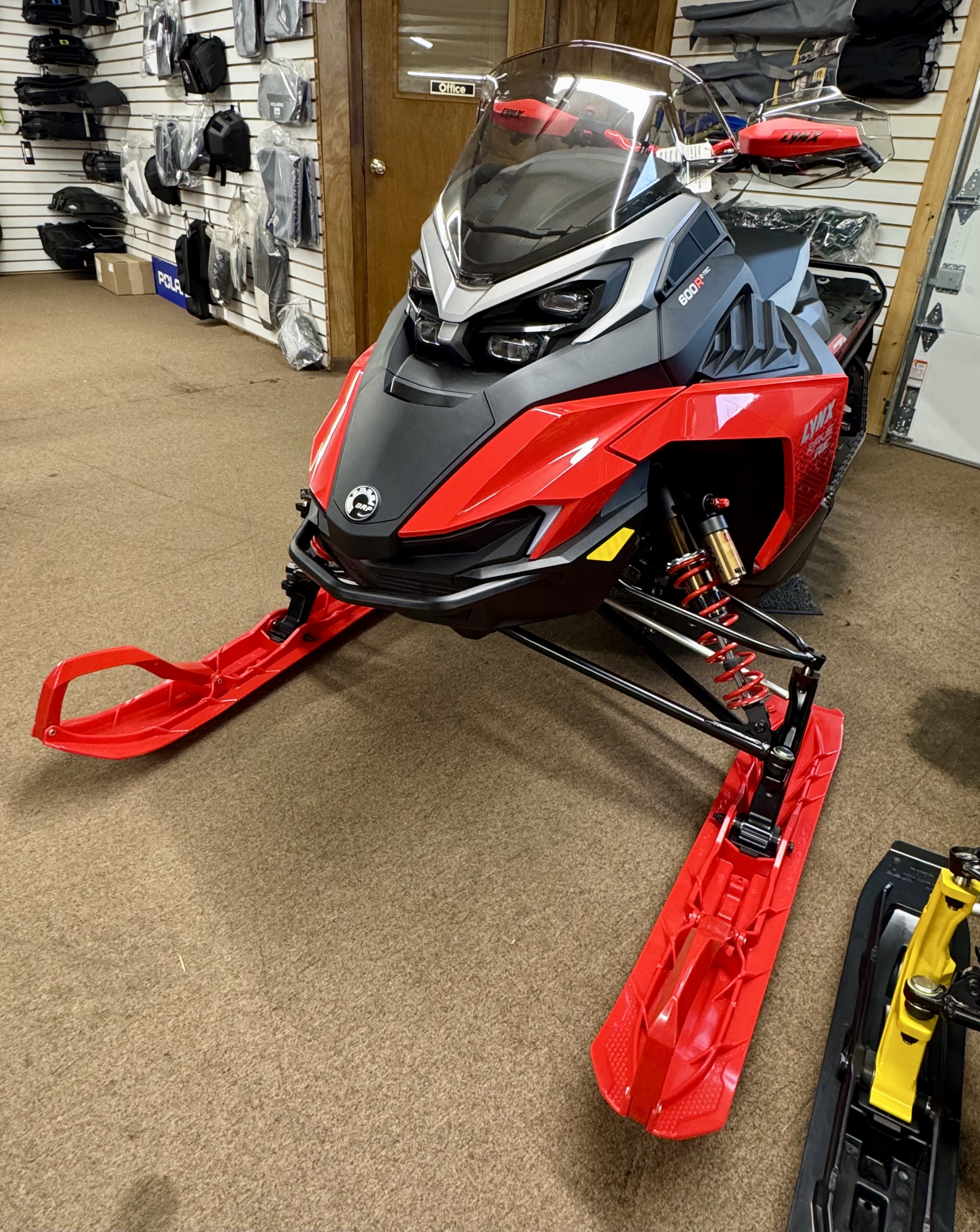 2026 LYNX Rave RE 600R E-TEC Ice Ripper XT 1.5 M.S. / E.S. Snowmobiles ...