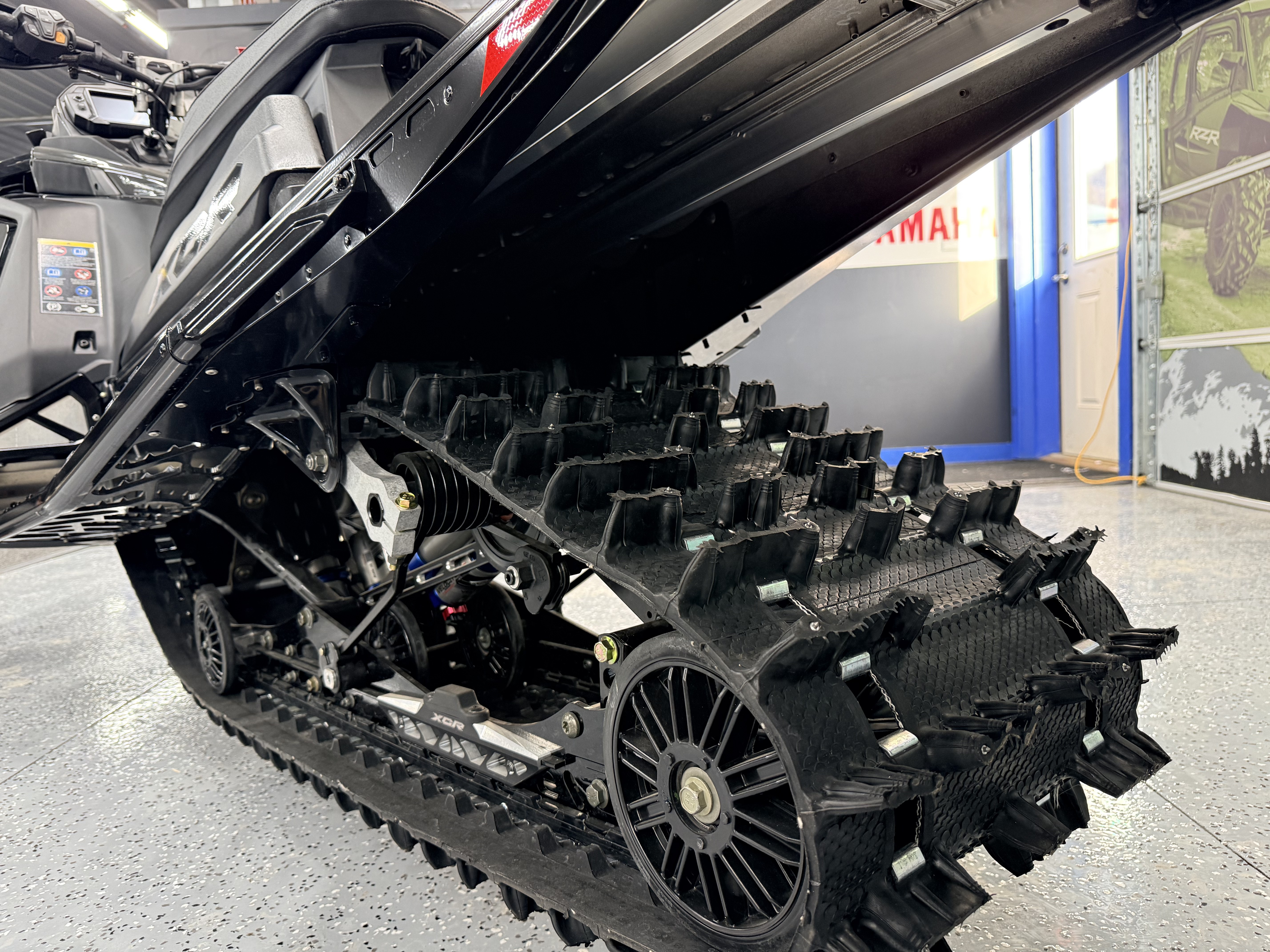 New 2025 Polaris 850 INDY XCR 136 SC ES Shadow Gray / Gloss Black ...