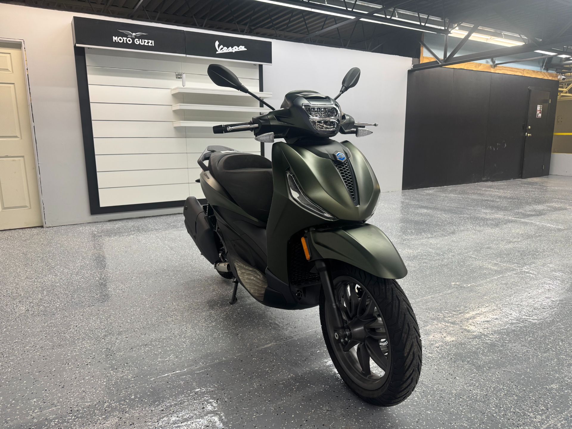 New 2024 Piaggio BV 400 S, Williamson NY | Specs, Price, Photos | Verde ...