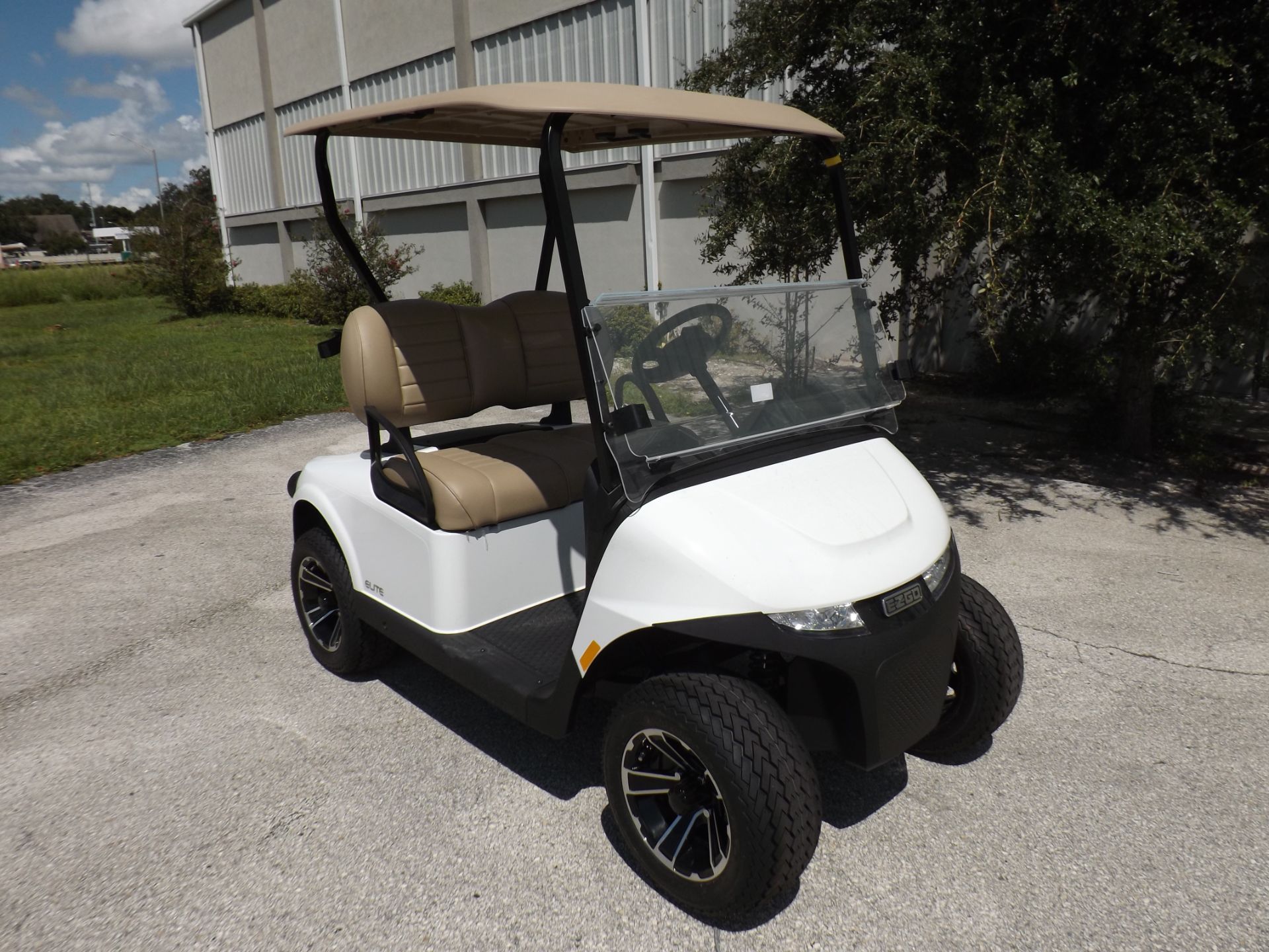 New 2025 E-Z-GO Freedom RXV ELiTE | Golf Carts in Central Florida | Bright White RXV139