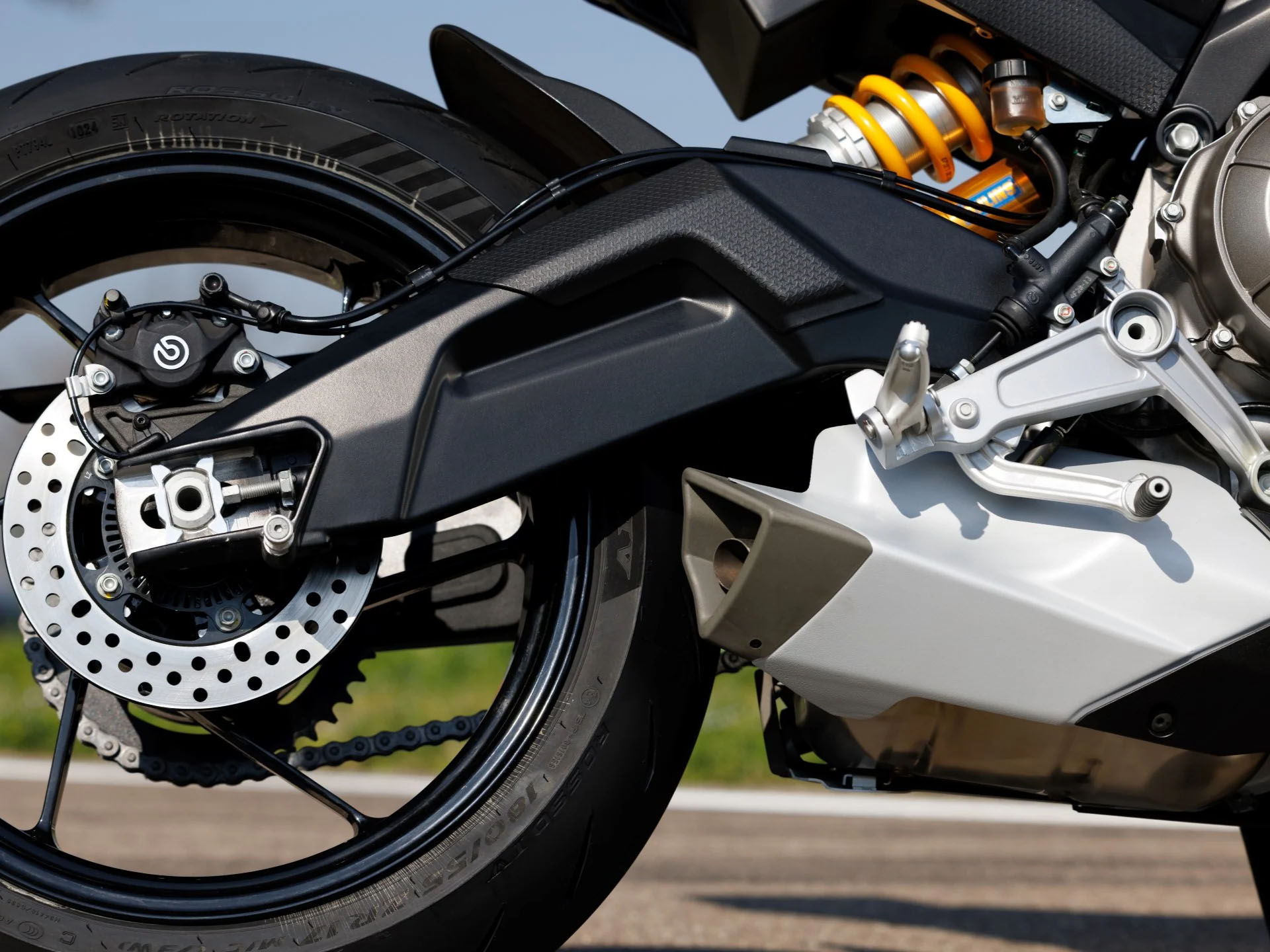 Compare Models | 2026 Aprilia Tuono 660 Factory and 2026 Aprilia Tuono ...