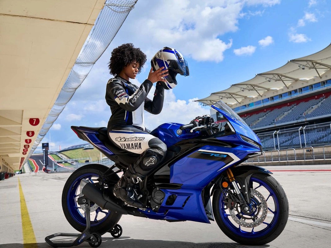 2025 Yamaha R3 IPhone16